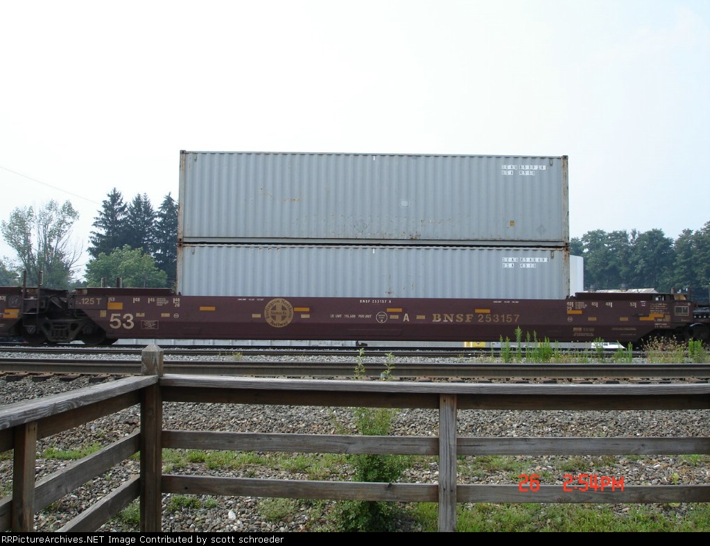 BNSF 253157A Double Stackcar w/SEAU Container's 8539348 & 8540694 WB